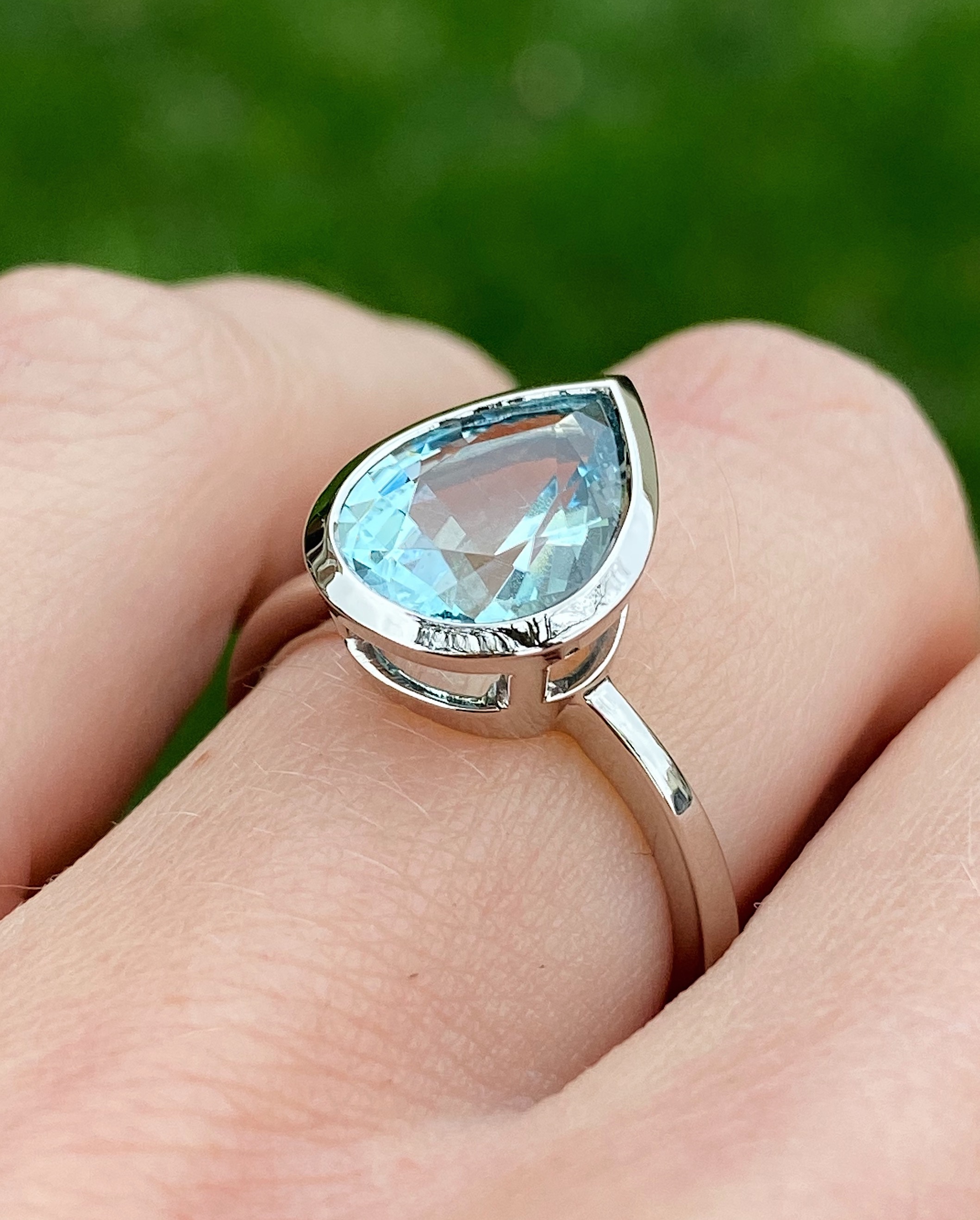 18ct White Gold, 2.64ct Pear Shape Aquamarine Ring - Baroque Bespoke ...
