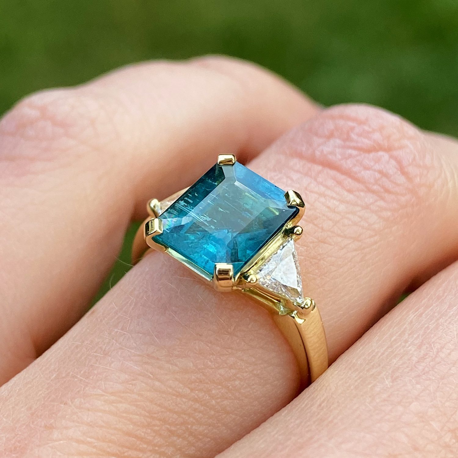 18ct yellow gold and Indicolite tourmaline ring with triangle diamonds ...