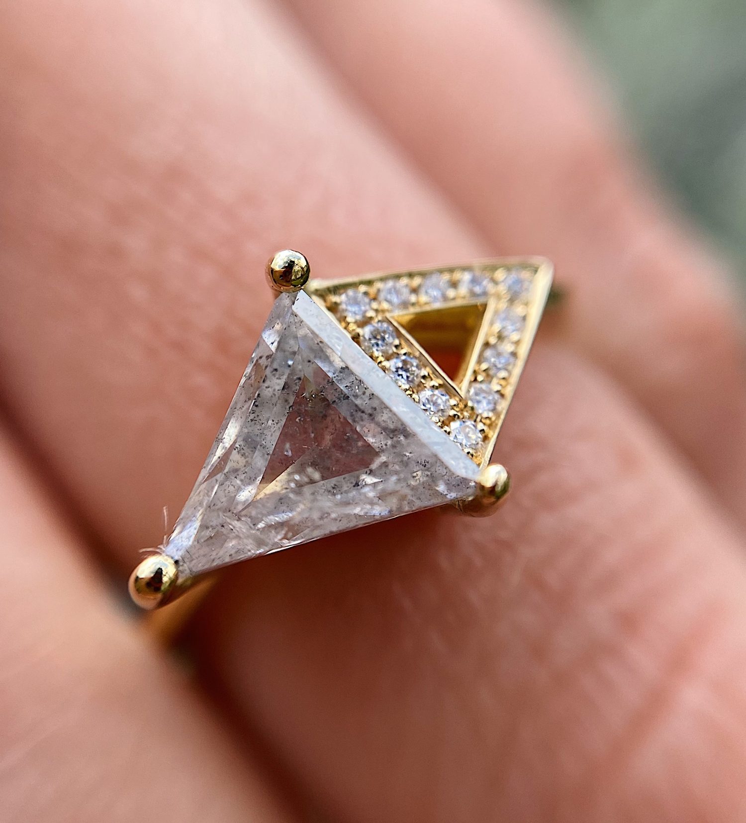 18ct Yellow Gold Double Triangle Ring with 1.24ct Salt and Pepper ...