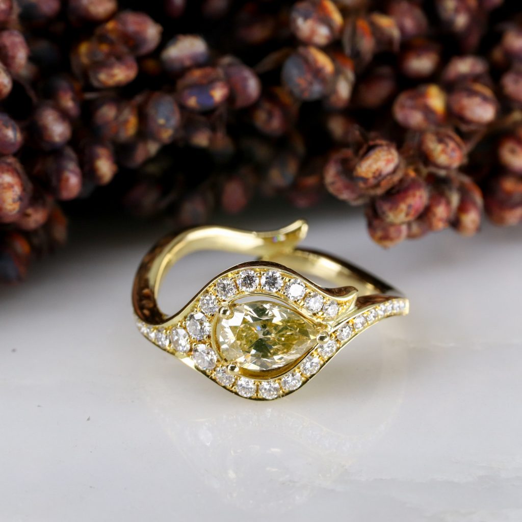 18ct yellow gold pear-shaped yellow diamond Atlantis ring - Baroque ...