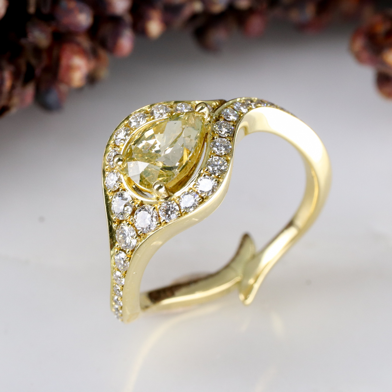 18ct yellow gold pear-shaped yellow diamond Atlantis ring - Baroque ...