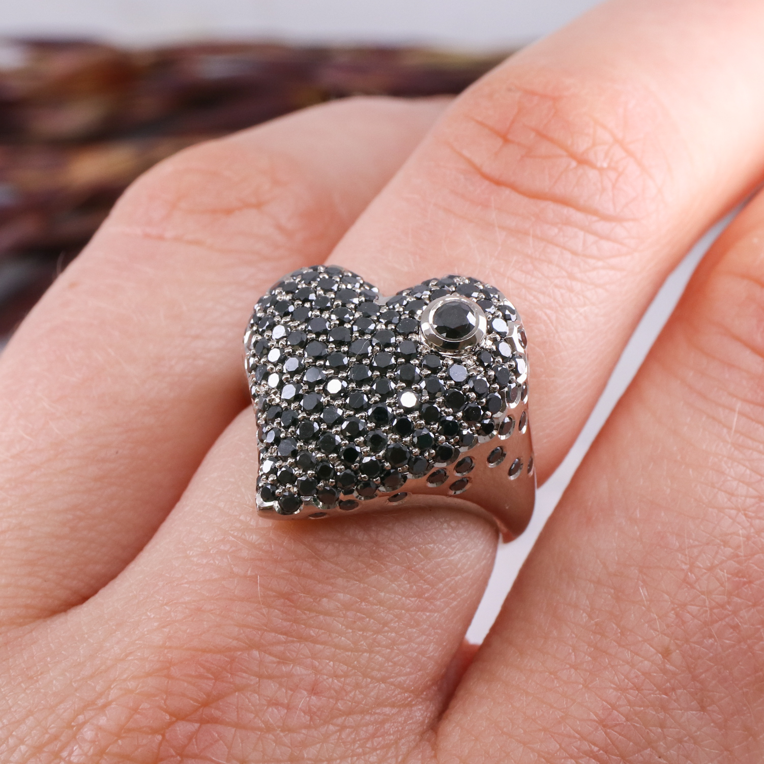 18ct white gold and black diamond pavé set large heart ring - Baroque Jewellery