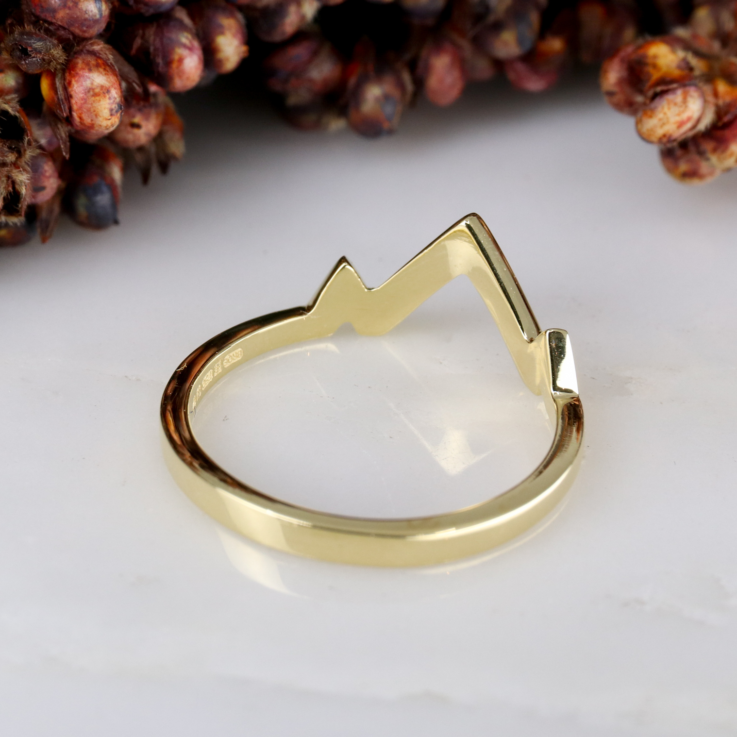 18ct yellow gold Zig-Zag fitted wedding band with white diamonds ...