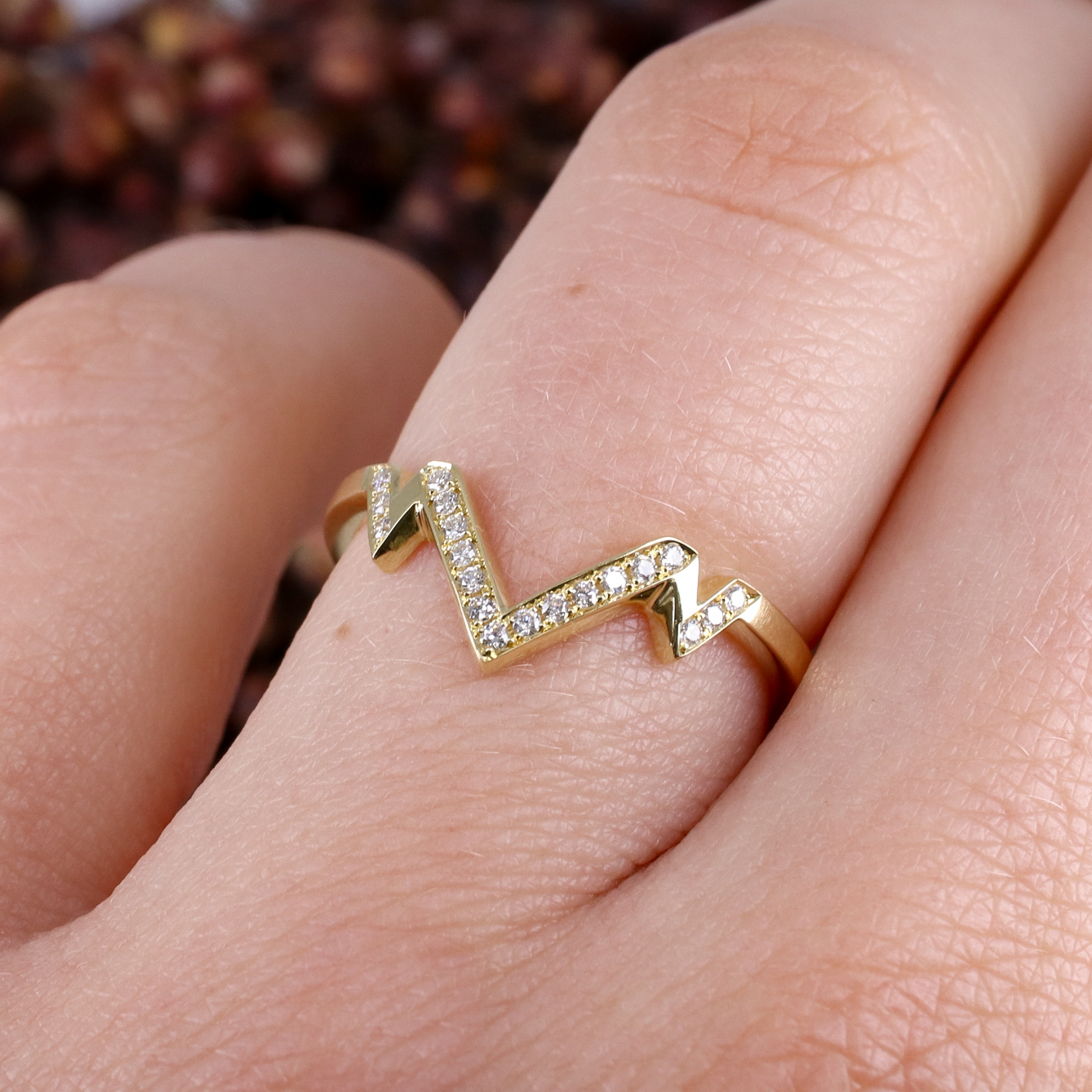 18ct yellow gold Zig-Zag fitted wedding band with white diamonds ...